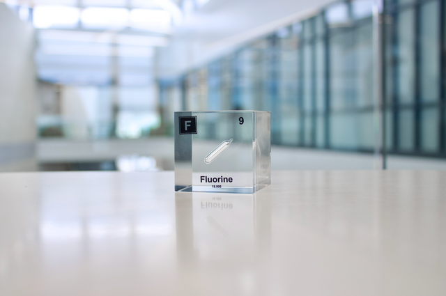 Fluorine Element Cube – Engineered Labs